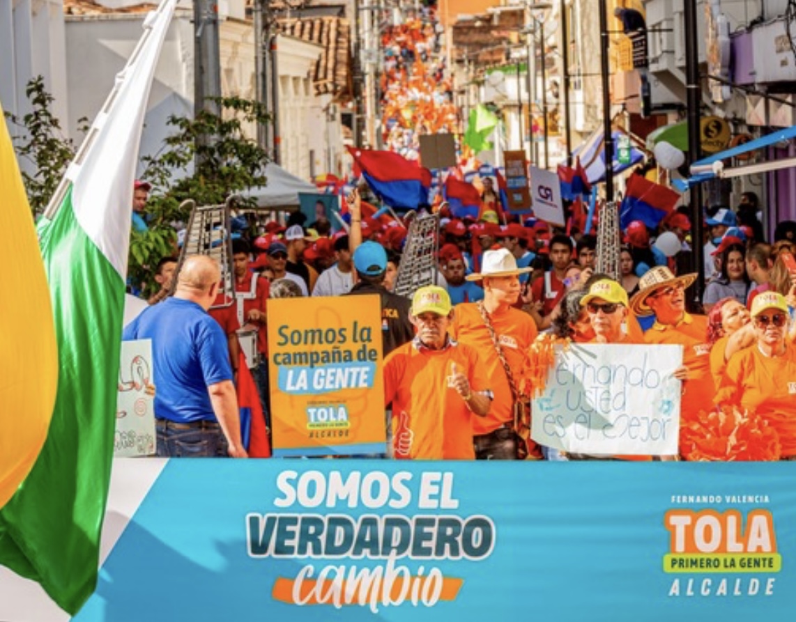 Fernando Valencia también inscribió su candidatura
